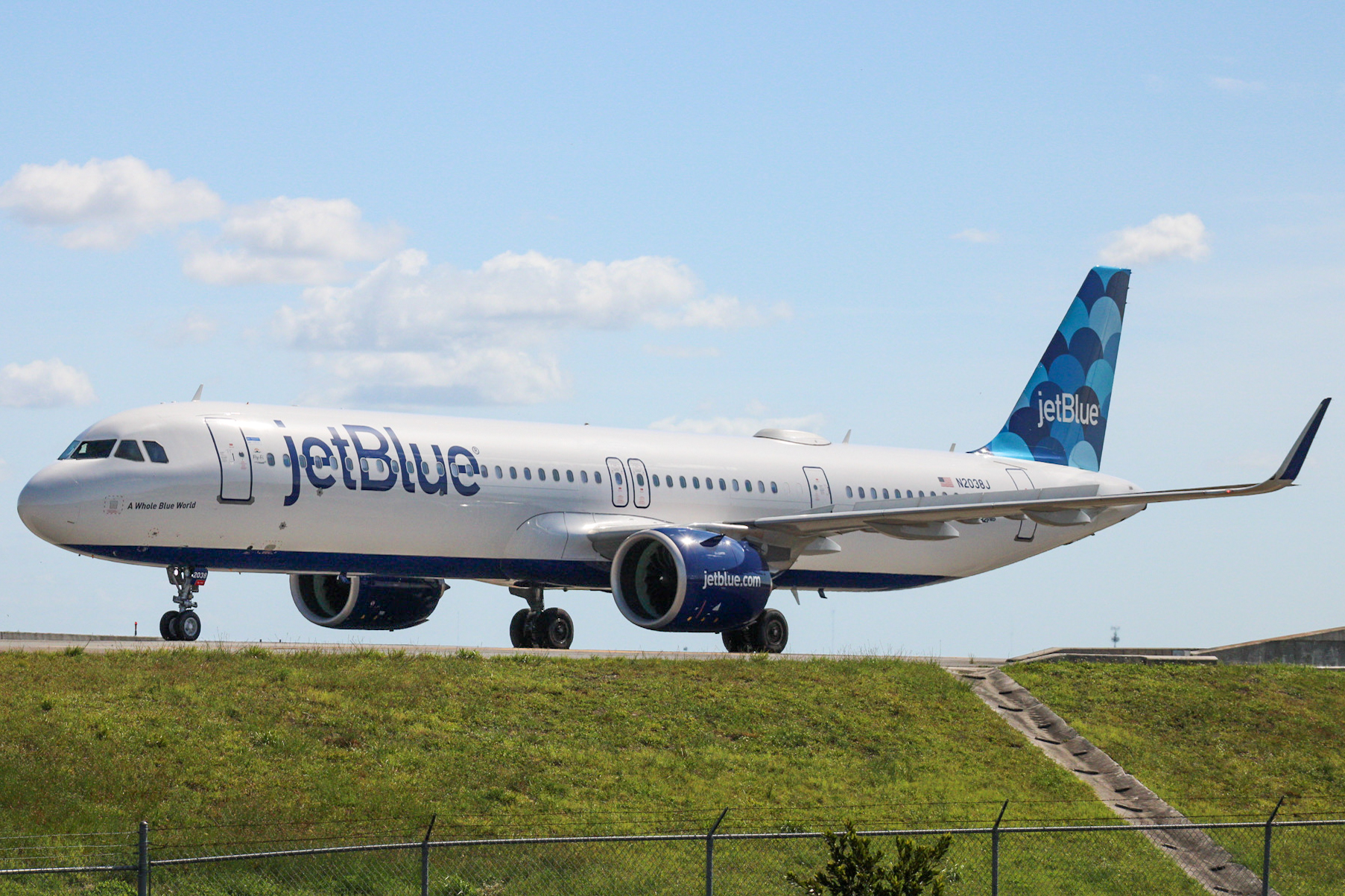 JetBlue Ditches Hot Meals for Transatlantic Economy Passengers ...