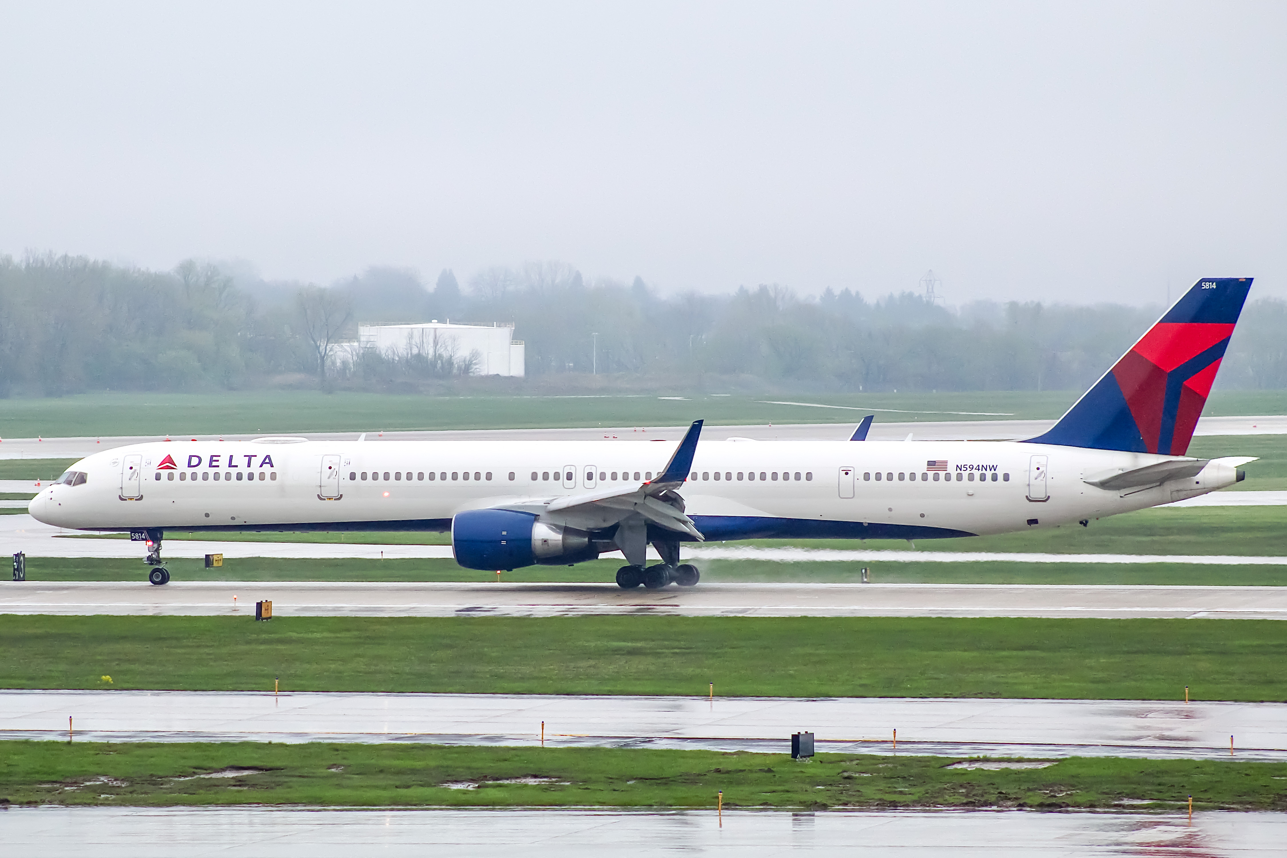 Delta Air Lines Boeing 757 Aircraft Loses Nose Gear Before Takeoff in ...
