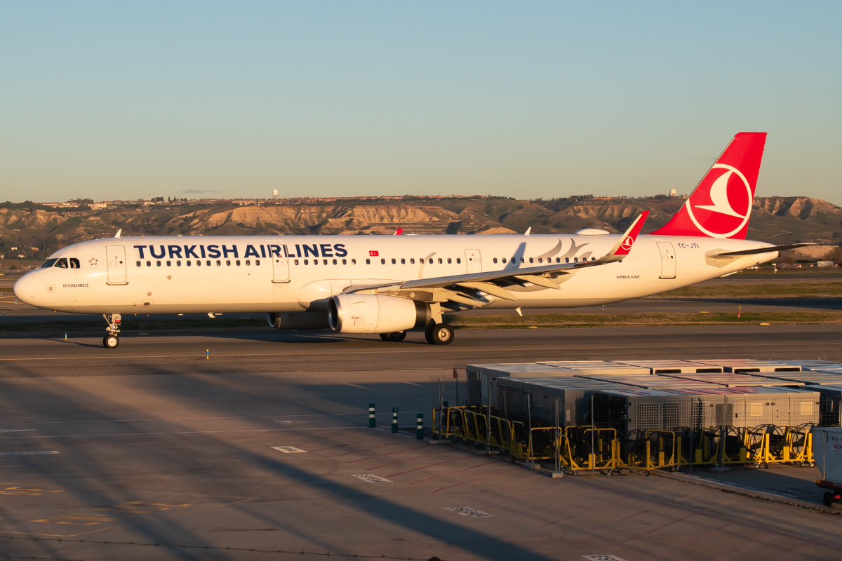 Manhunt Ensues After Passengers Flee Turkish Airlines Flight During ...