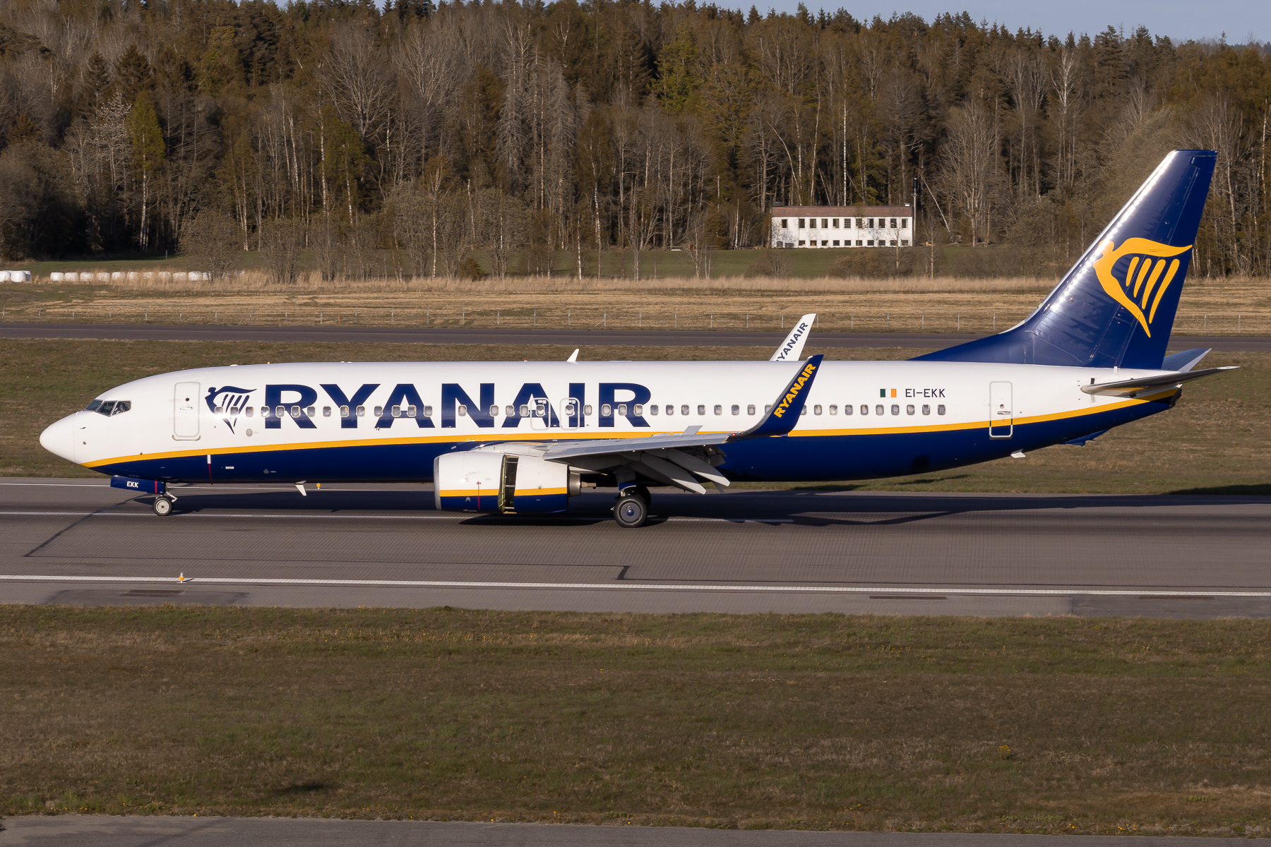 Engine Failure Prompts Ryanair 737 MAX to Make Emergency Landing in ...